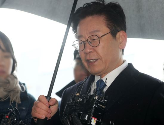 이재명 검찰 조사 ‘10시간째… ‘형님 강제입원 의혹 전면 부인 국민일보