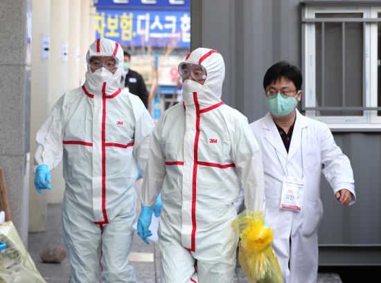 [속보] 코로나19 국내 확진자 4212명…대구 누적 3000명 넘어 국민일보